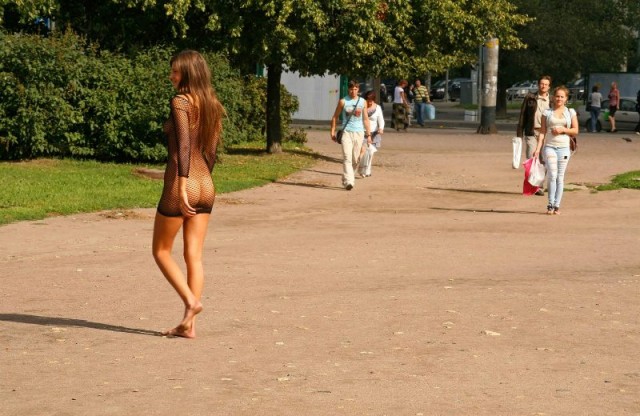 【画像】またまた出現。街中で全裸になってる露出狂の女がめちゃめちゃ可愛い ポッカキット