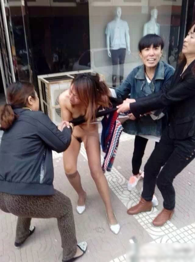 【画像】中国の街中で不倫した女が素っ裸にされてる・・・ ポッカキット