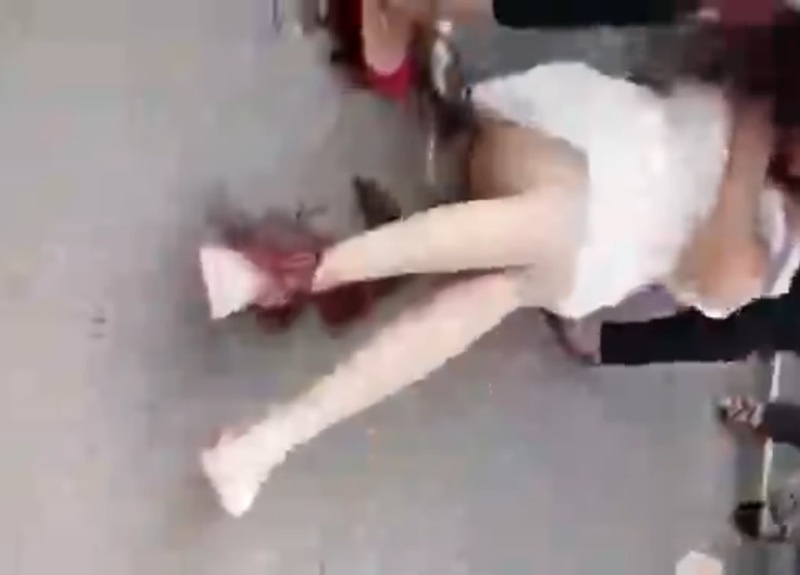 【動画】旦那とセ クスした女を、街中で脱がしていく ポッカキット