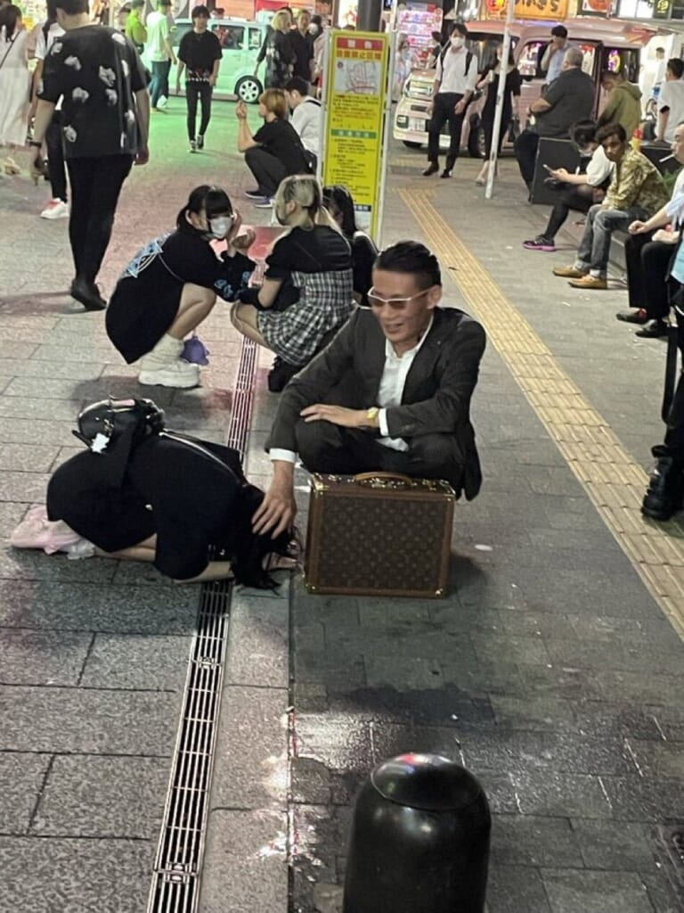 トー横、小6女子とおじさんの写真、おっぱい・乳首丸出しの女… ヤバすぎてワロタ ポッカキットポッカキット