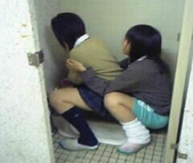 【衝撃映像】女子高生、トイレで別の女子にイカされてしまうｗｗｗｗｗｗｗｗ